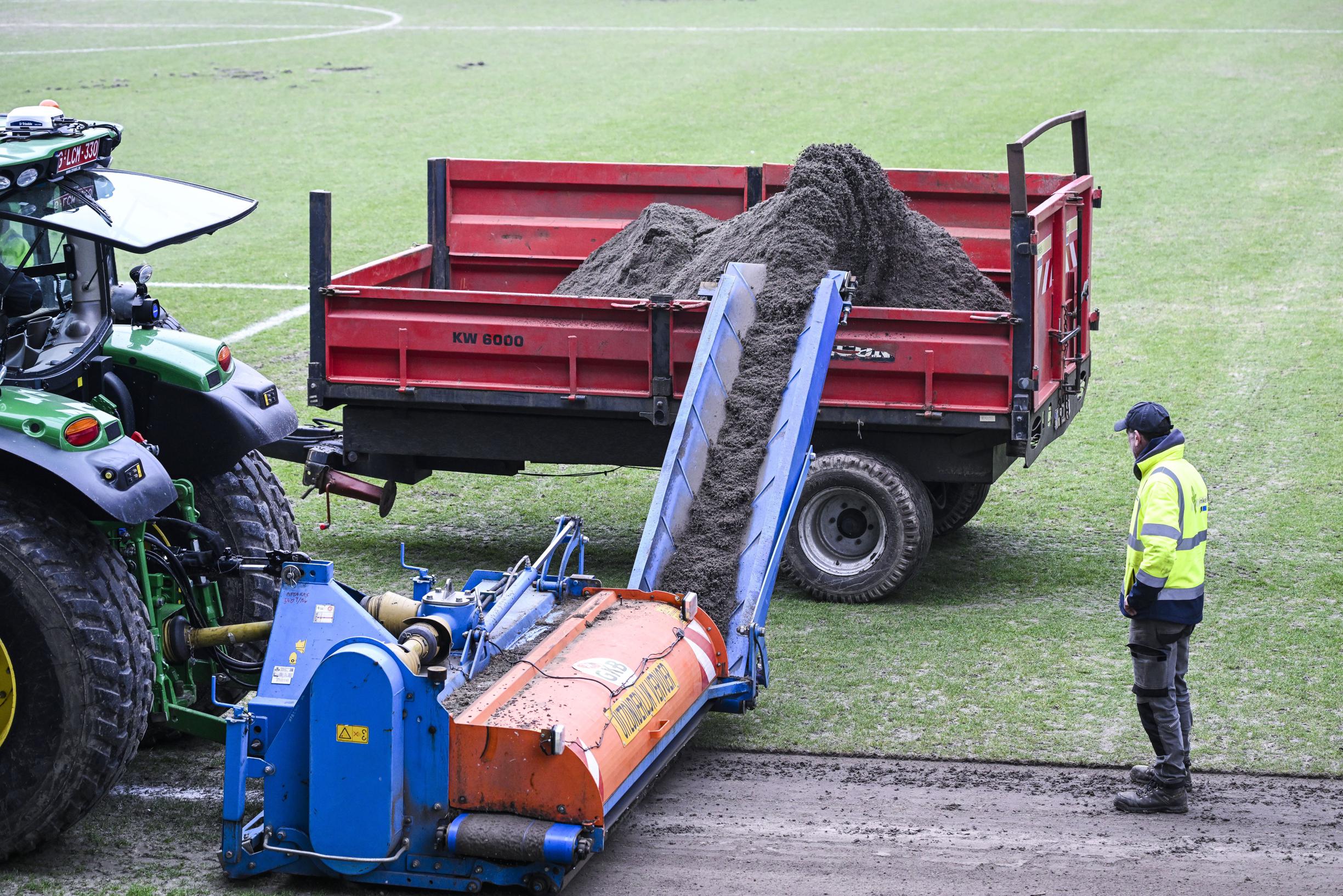 VIDEO. Op naar een betere grasmat: Beerschot start met de werken voor ...