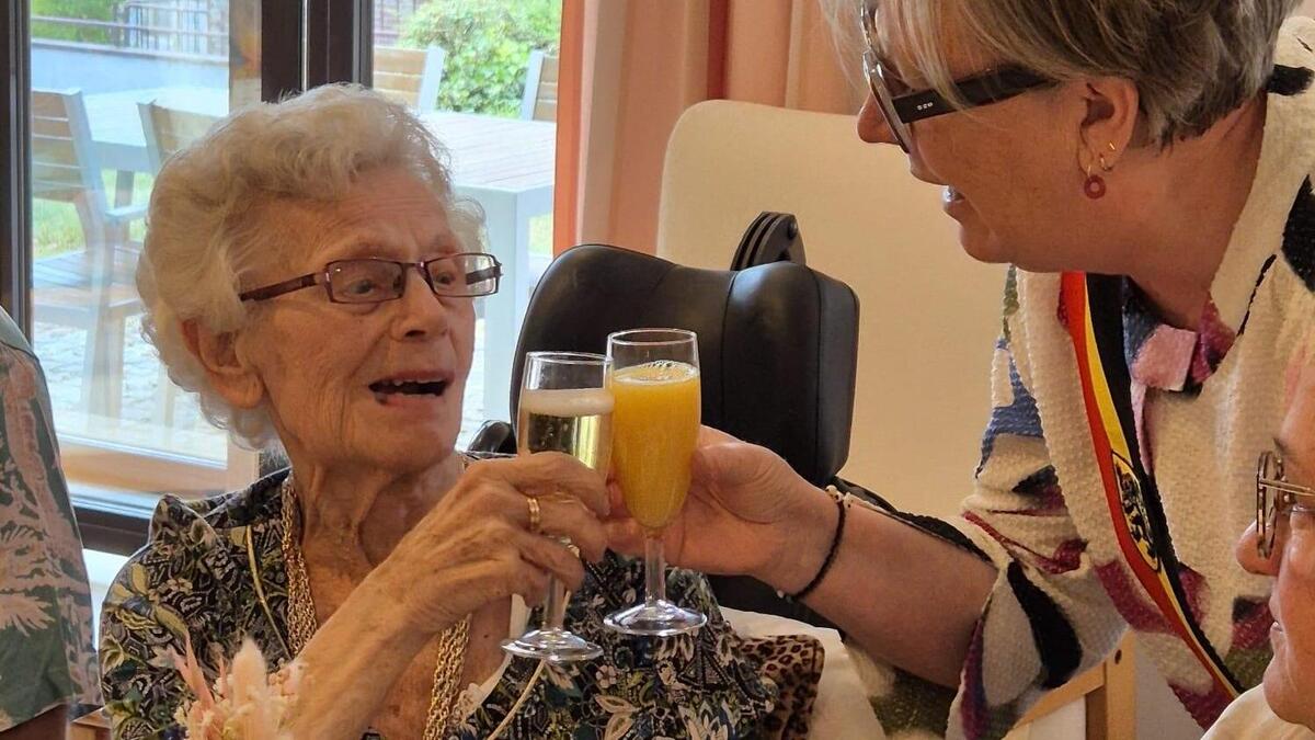 Burgermoeder van Niel huldigt 100-jarige Yvonne | GVA