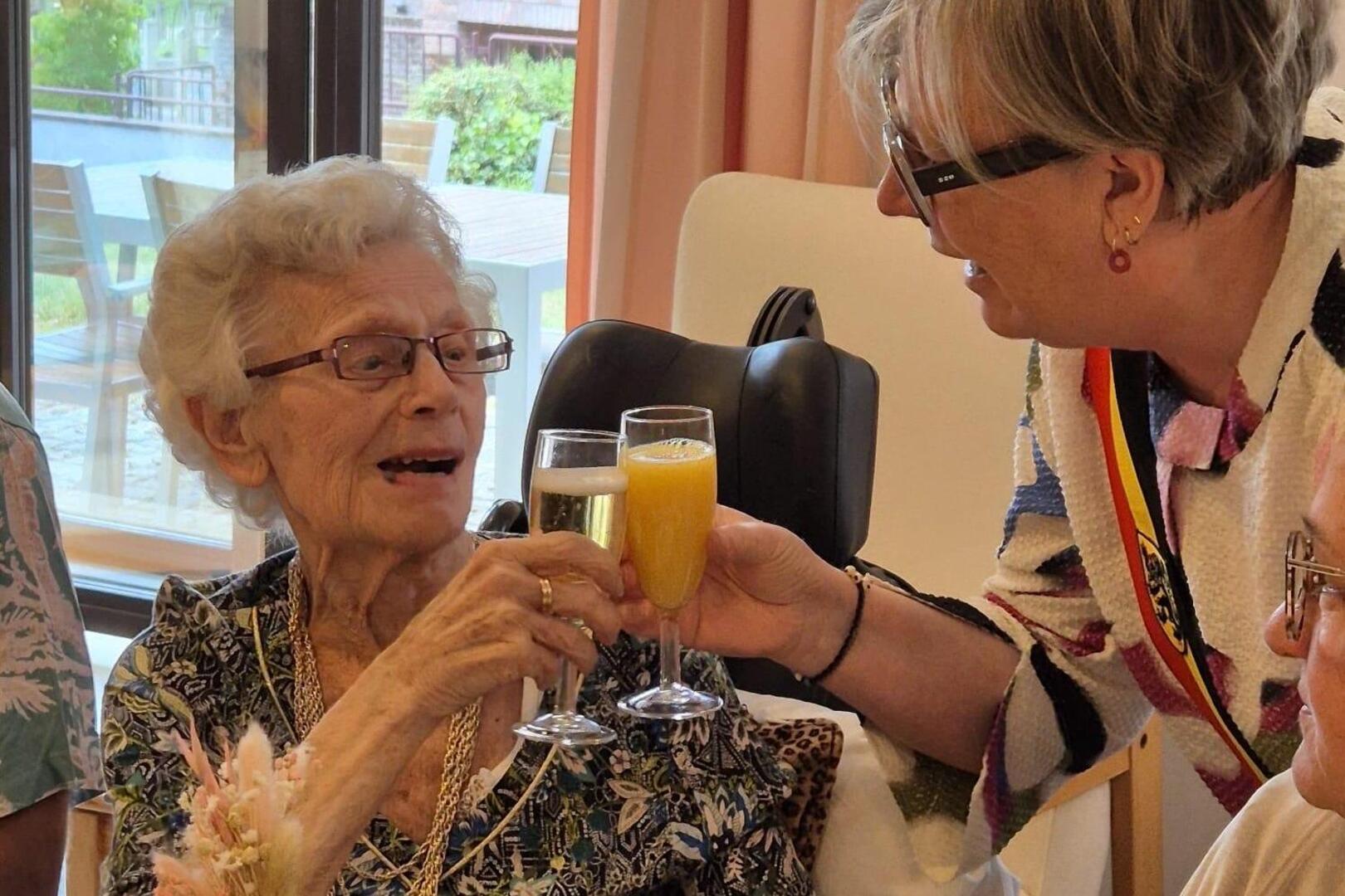 Burgermoeder van Niel huldigt 100-jarige Yvonne | GVA