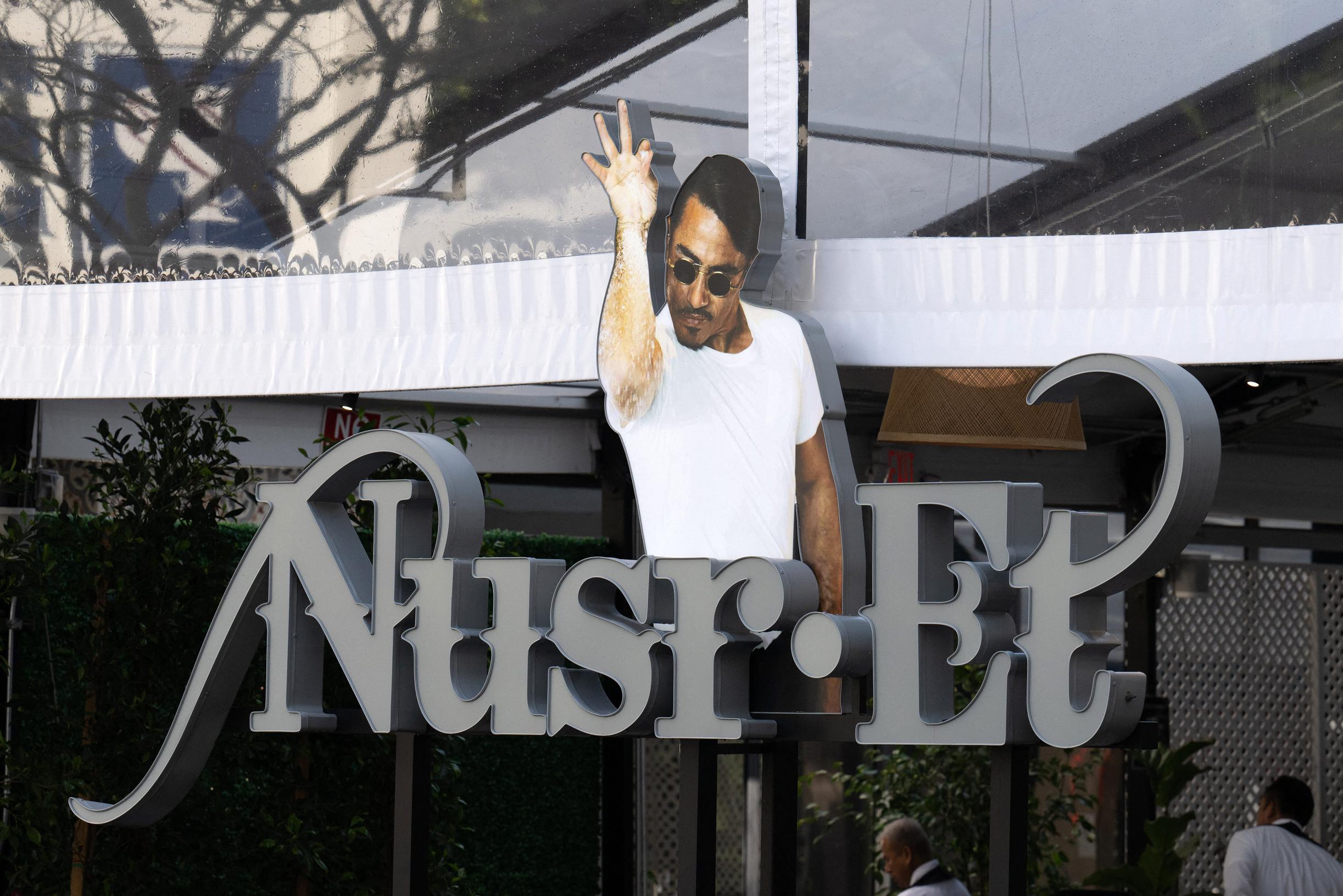 Dierenrechtactivisten protesteren in steakrestaurant van social media ...