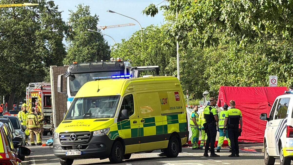 Fietsster overleden na aanrijding met vrachtwagen in Mortsel: “De ...